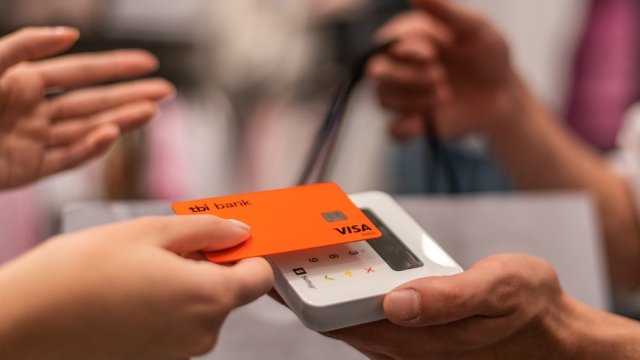 Дебитна карта neon на tbi bank вече позволява пазаруване с безлихвено ...