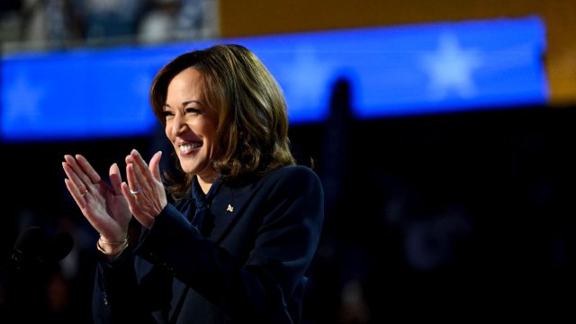 Камала Харис е набрала над 500 млн. долара дарения за малко над месец ...